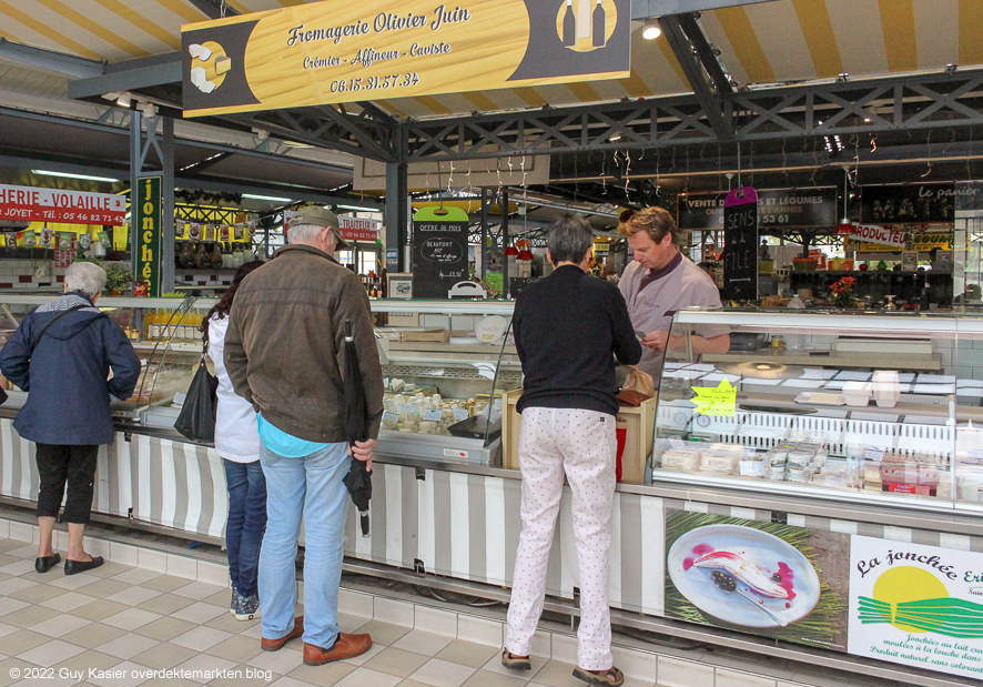 Twee markthallen naast elkaar in Fouras – Overdekte markten en hallen